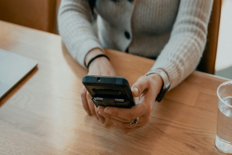 How to add emergency contacts on Android: Step by step