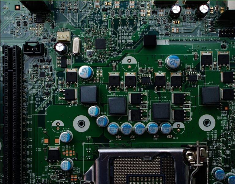 What is a motherboard and what is it for? ️