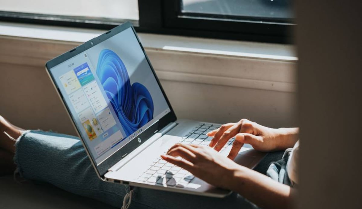 How to hide your desktop icons (without deleting them)