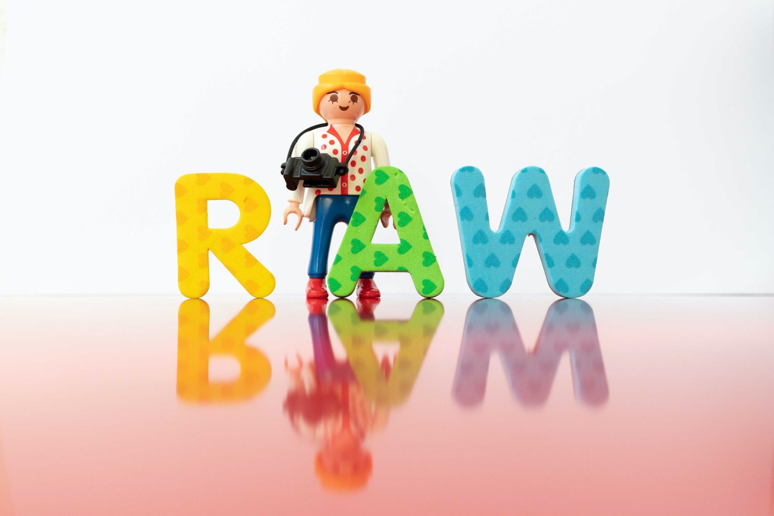 Apa itu file RAW? Keuntungan, kegunaan, dan perbedaan utama