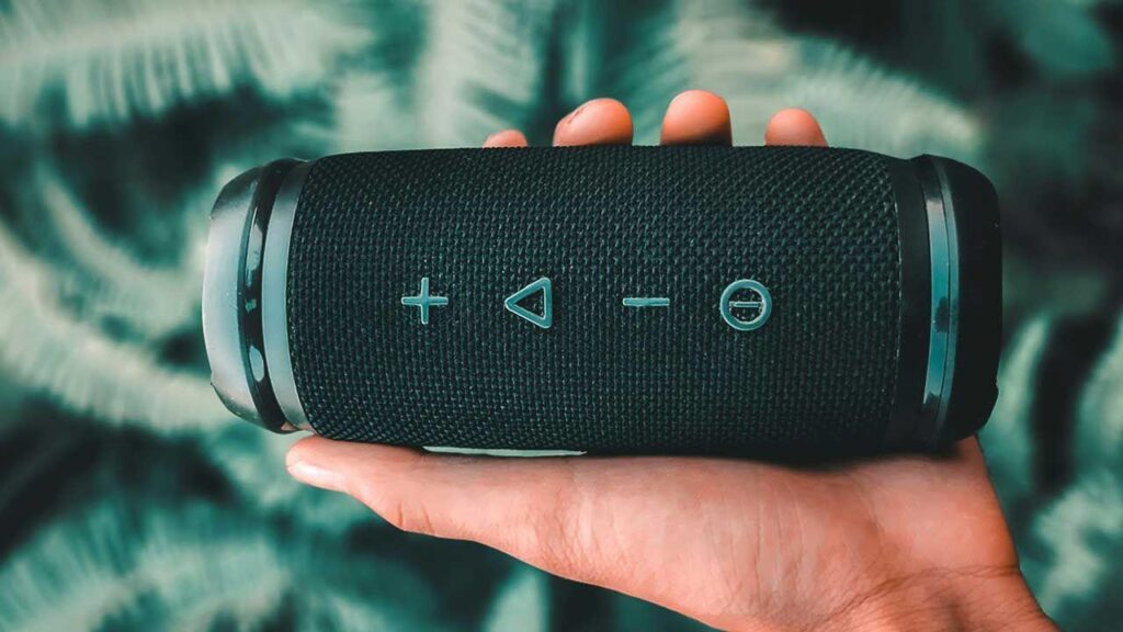 Sakani nyimbo kuchokera pafoni yanu kupita ku ma speaker awiri kapena ...